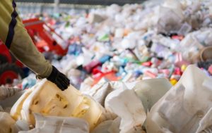 プラスチックの3つのリサイクル方法とは？それぞれの特徴や違いについて - ELCOM SDGsブログ